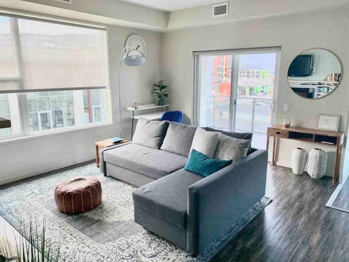 Bright & Modern Downtown Retreat - Kelowna
