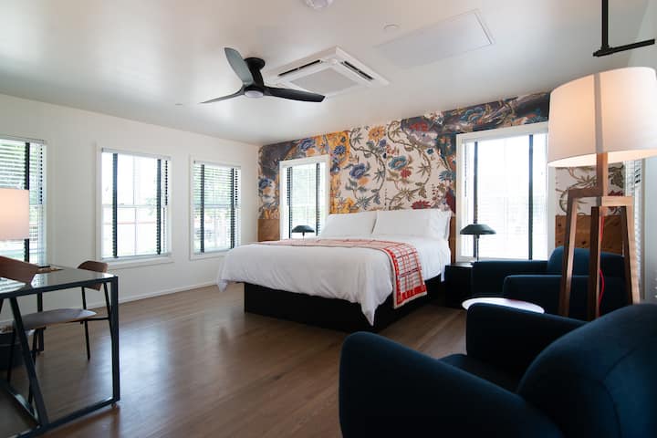 Cute Vintage Eco-friendly Hotel - Dodge Suite - テーラー, TX