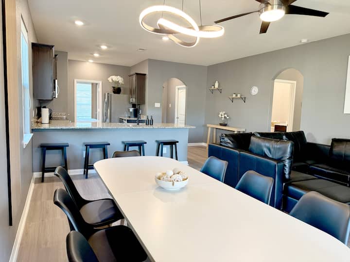 Modern 4br • 4 King Beds • Workspace • Pets Ok - Magnolia, TX