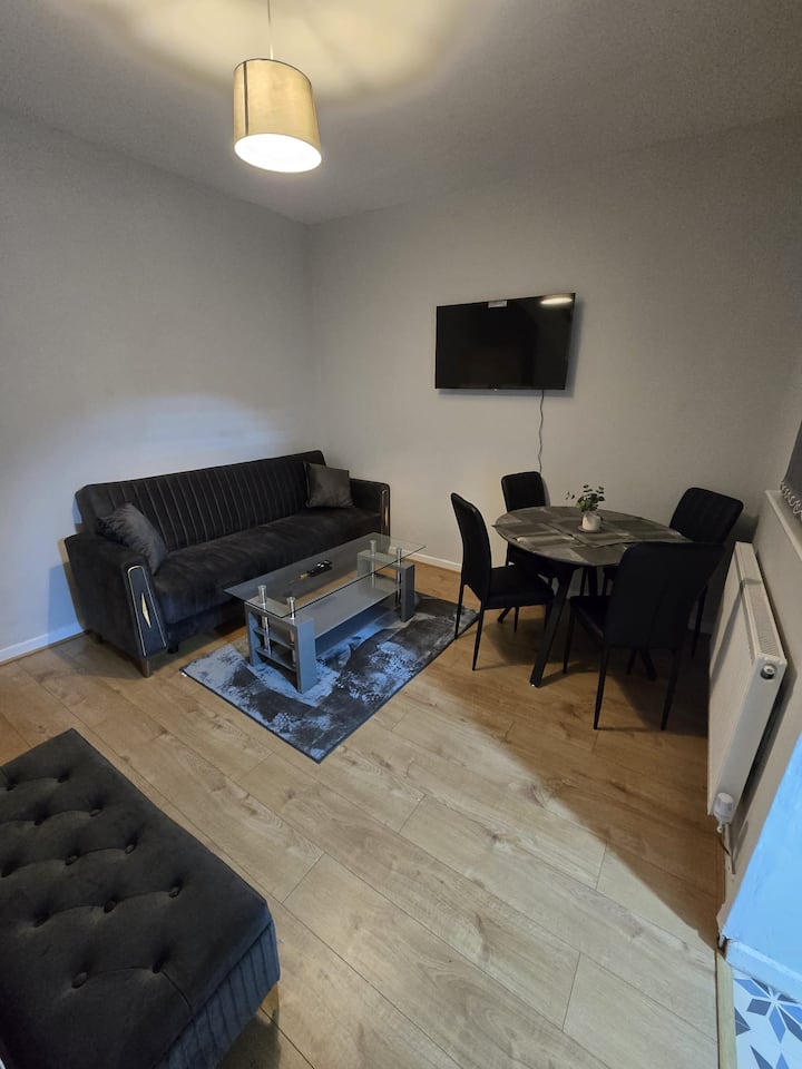 Lovely Large 3 Bedroom House Manchester - Oldham