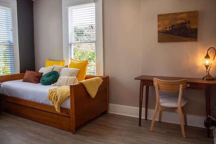 Historic Swigard House: Elegant City Getaway - 聖安東尼奧