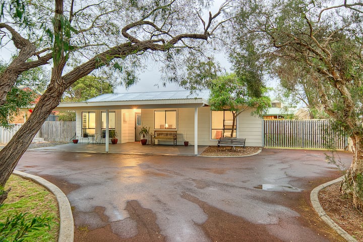 Crescent Bay Holiday Cottage & Studio | 4 Brm - Yallingup