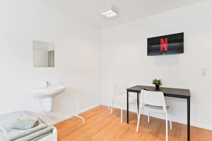 3 Bedrooms | Single Beds | Parking | Kitchen - Uhingen