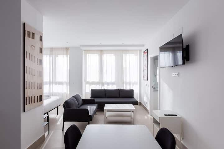Sunny Studio With Ac In  Hortaleza - Adolfo Suárez Madrid–Barajas Airport (MAD)