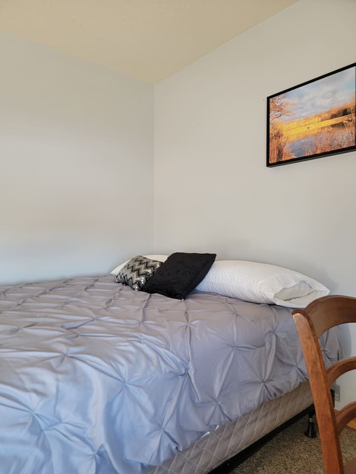 Quiet Private Room With Desk Space In Ames - Ames, IA
