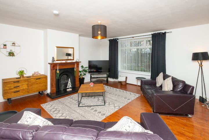 3-bed Terrace House Near Aberdeen Royal Infirmary - Robert Gordon University
