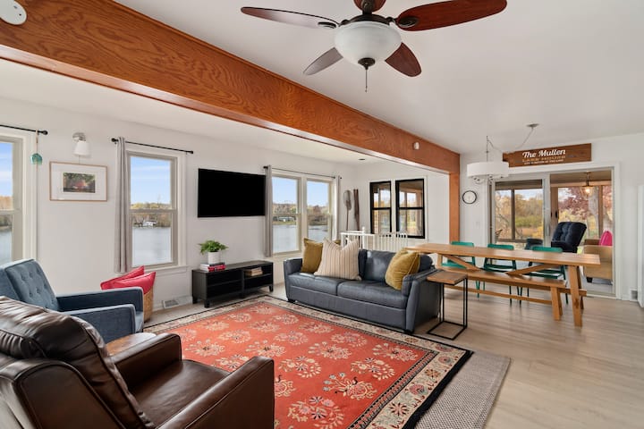 West Bend Lake House - Big Cedar Lake, West Bend