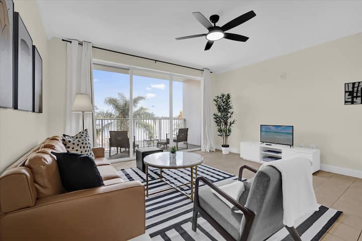 Trendy Lake Condo-disney View! - Orlando, FL