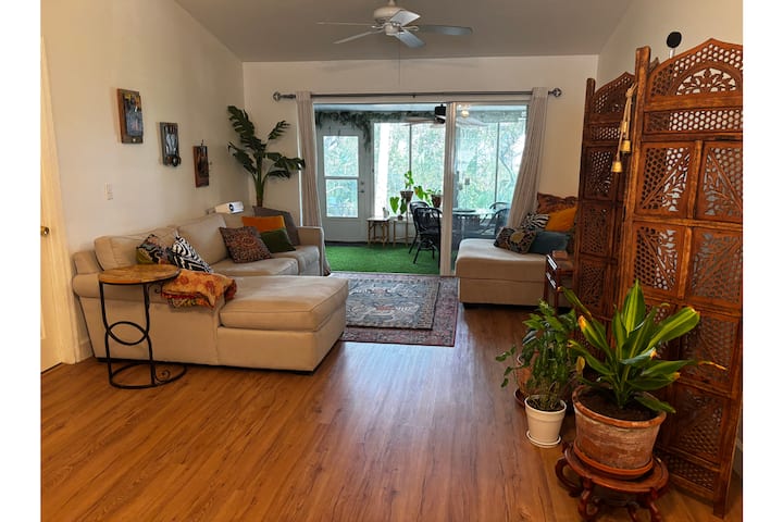 Art Inspired Home W/ Jungle Room - Sarasota, FL