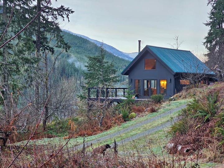 Tranquility View-off Grid Cabin - Monogram Lake, WA
