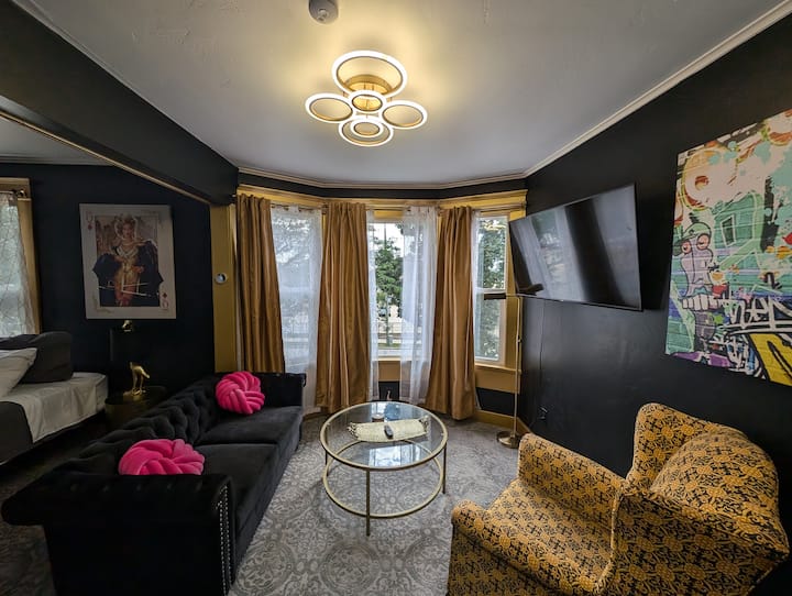 Relaxing King Bed Suite - Beyonce Decor Room! - Sturgeon Bay, WI