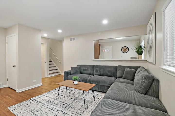 Gorgeous Home Stay | 4bd 1.5ba - North Chicago, IL