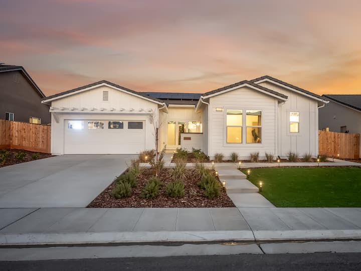 House W/ Multi-gen Suite, Gym & Chef's Kitchen 4/3 - Millerton Lake, Friant