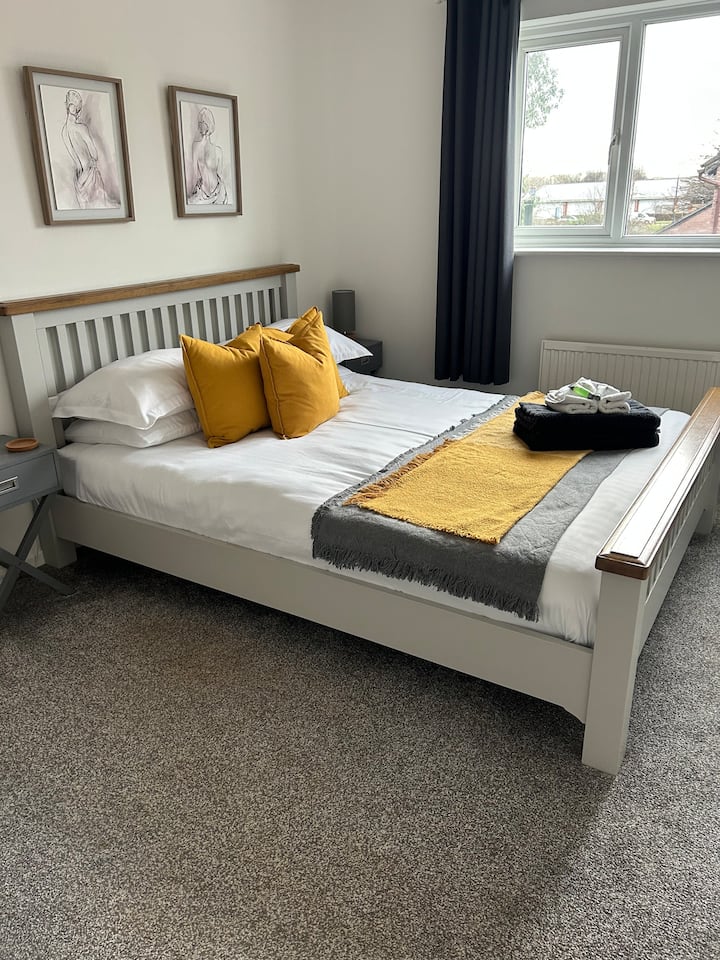 Clean,cosy 2 Bedroom House & Parking North Bristol - Chepstow