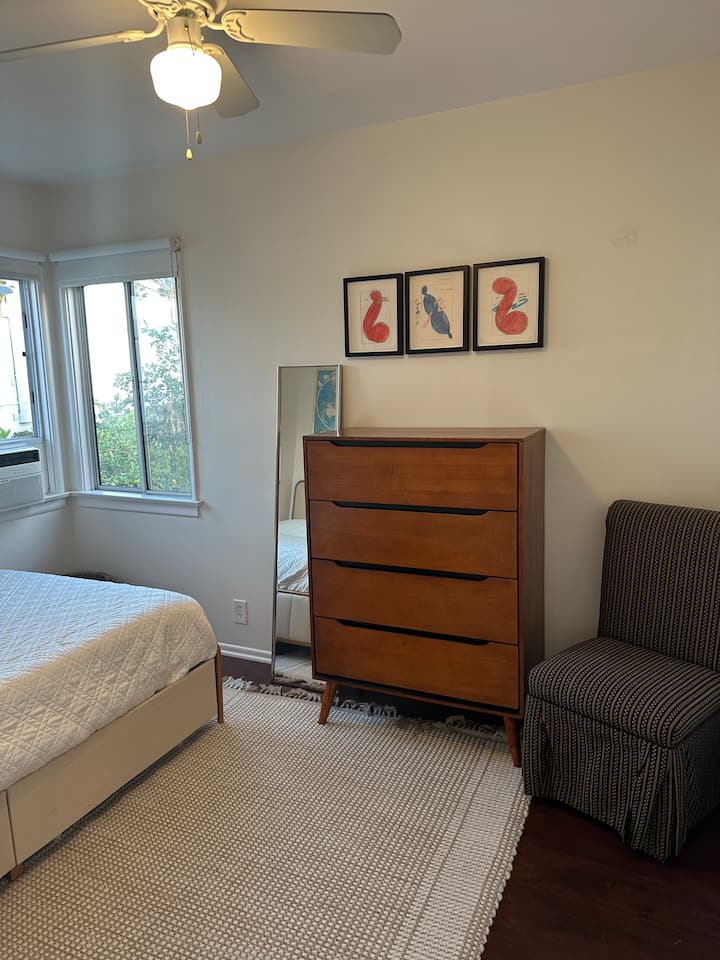 Charming 1br/1ba Cottage W/ Garage In Toluca Lake! - Los Angeles, CA