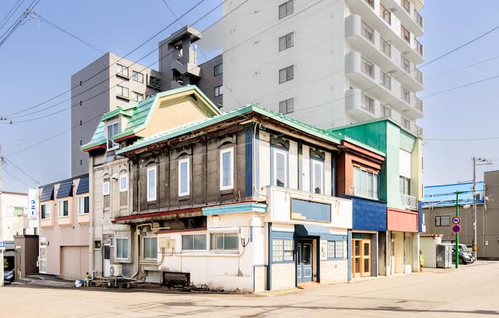 小樽駅から徒歩7分。4名様までゆったり寛げるゆとりのある間取り。築100年の建物を改修した民泊です。 - 小樽市