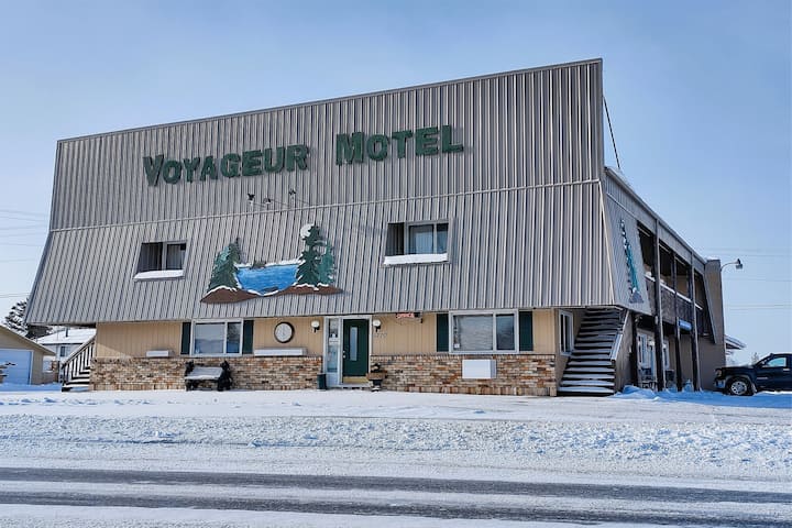 2 Full Beds | Love Hotels Voyageur By Oyo - Fort Frances