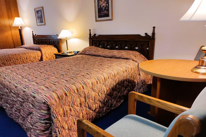 2 Full Bed With 1 Twin Bed & Rollaway | Love Hotel - Fort Frances