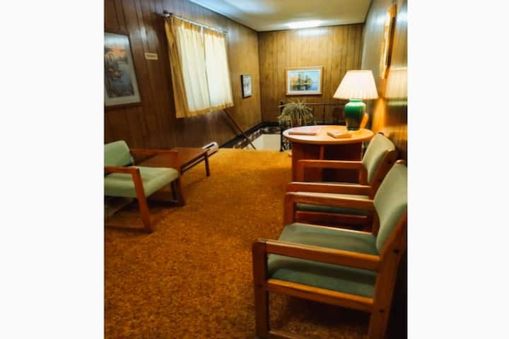 2 Full Bed With 1 Twin Bed & Rollaway | Love Hotel - Fort Frances