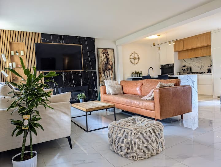 Chic Oasis*sleeps 10*pool*bbq*piano*65tv*parking - 런던