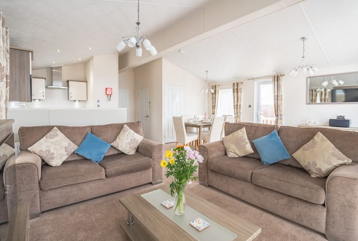 Marine Lodge - With Hot Tub - Rhyl
