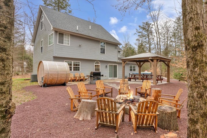 Pocono Gem | Hot Tub | Sauna | Firepit | 7 Mins To - Lake Harmony, PA