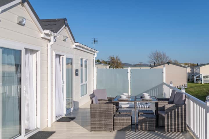 Swan Lake View - With Hot Tub - Rhyl