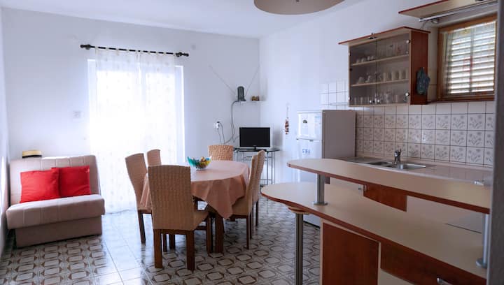 Very Large Apartment, For 4 Adults And 2 Kids - Baška Voda