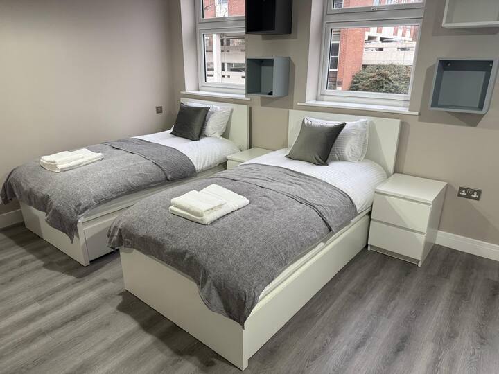 Large Twin Studio - Private Bathroom & Kitchenette - Colchester