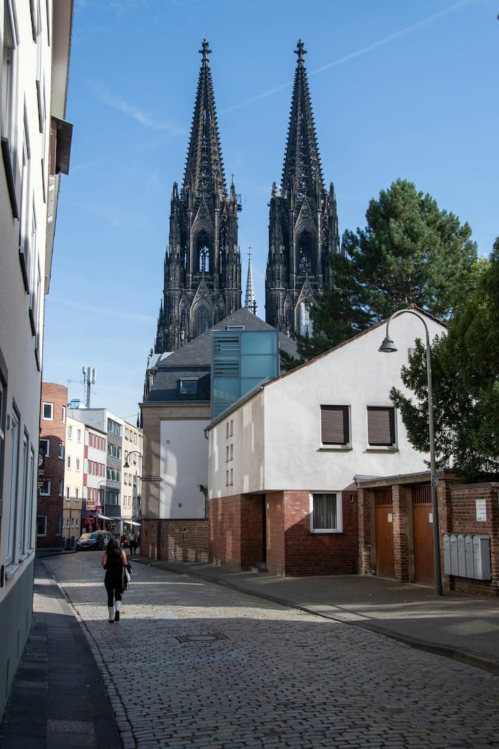 Zentraler Geht's Nicht In Köln - Colonia