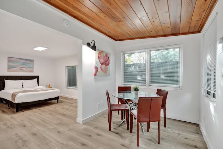 Jasmine Tropical Oasis Studio With Pool - Fort Lauderdale, FL