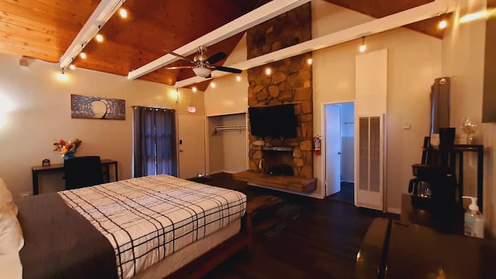 Secluded Resort For The Perfect Romantic Getaway - Running Springs, CA