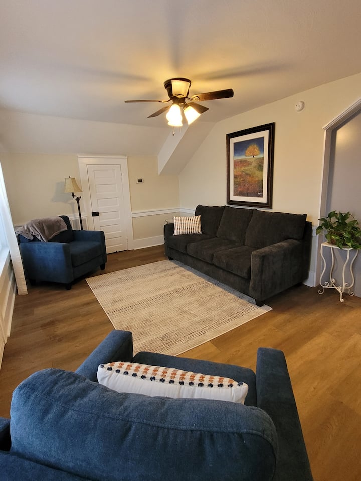 Downtown West Jefferson 2 Br Apt - West Jefferson, NC