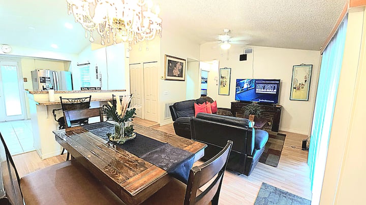 Quiet Cul-de-sac Retreat Tucked Away Yet Central! - Port St. Lucie, FL