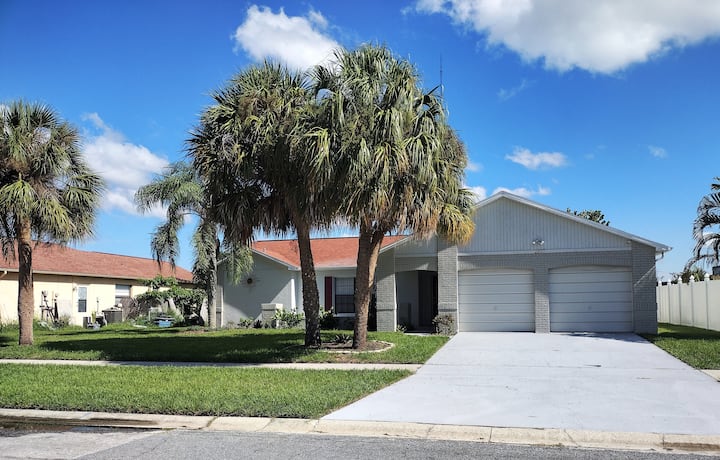 Awesome Lake View Home - Holiday, FL