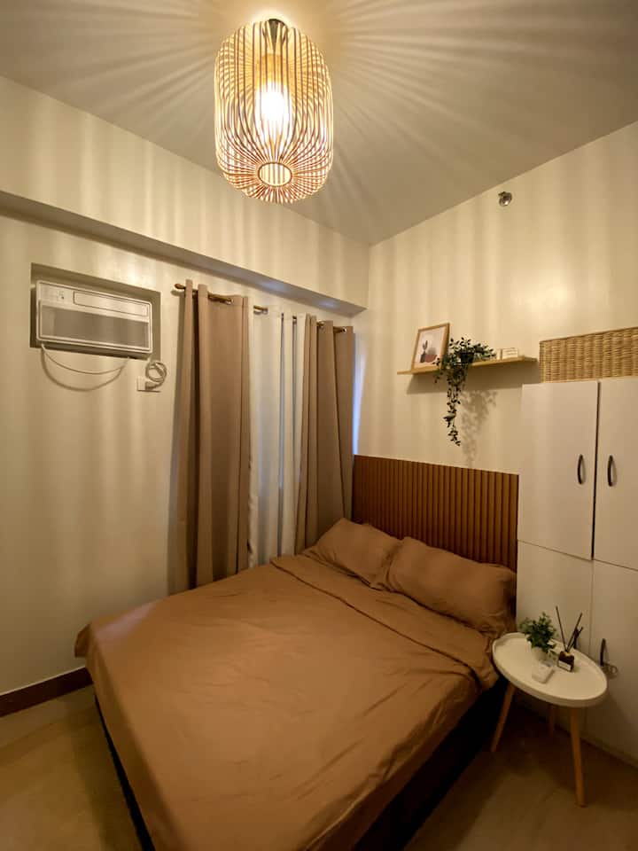 Cozy 1br W/55inchtv Netflix&ps4 @Trees Residence - Quezon City