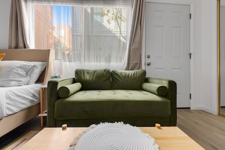 New Specious Studio In Central Location, W/parking - Culver City