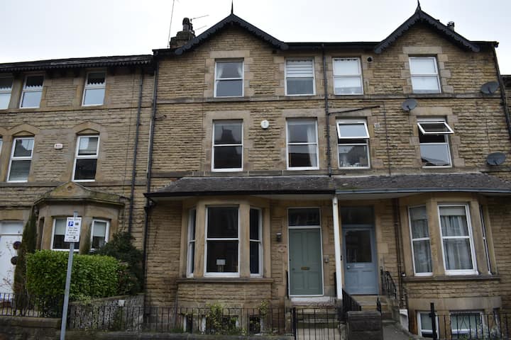 The Carlton, Centrally Located Victorian Townhouse - Wetherby