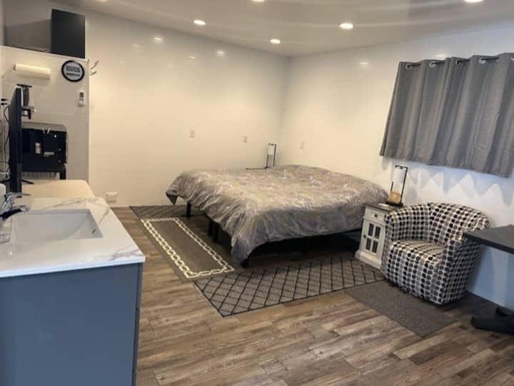 Chims Motel-cabin- 1 Queen & 2 Twin Beds - Port Alberni