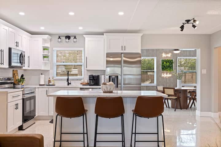 Luxury Rustic Retreat Entire Home In Pinellas Park - Pinellas Park, FL