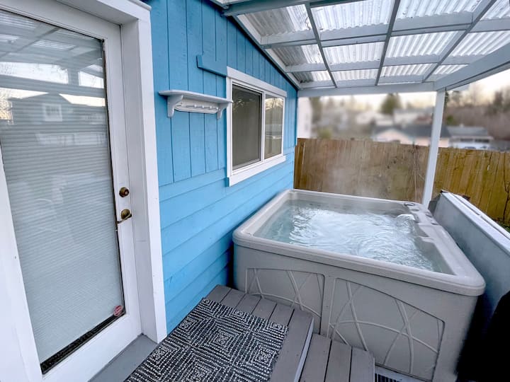 Hot Tub Haven! 3br, 2b With Yard, Porch & Driveway - Seattle, WA