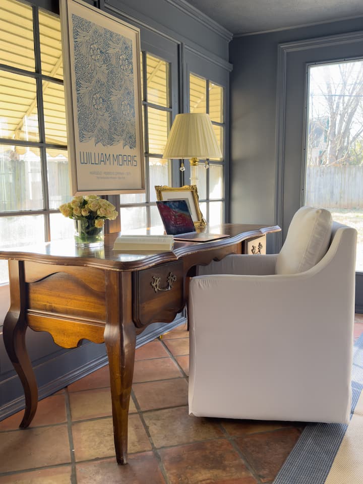 Cozy Classic Retreat - Springfield, MO