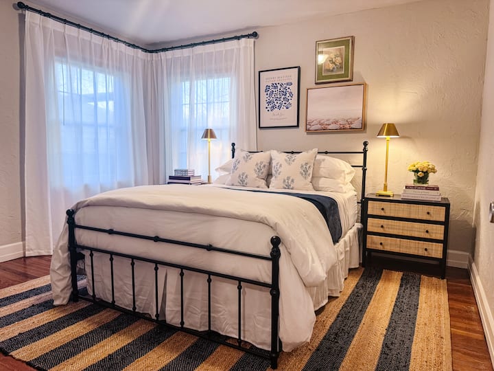 Cozy Classic Retreat - Springfield, MO