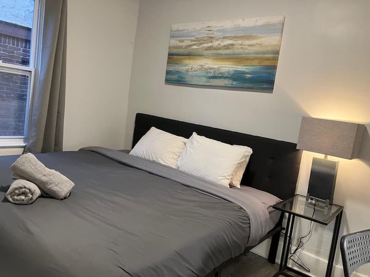 Cozy 1 Br: King Bed, Bath, Kitchen & Pvt Entry - Grosse Pointe, MI