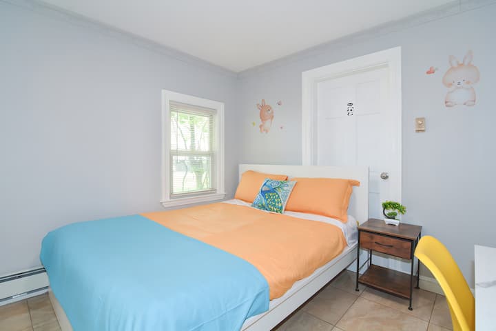 Quincy House - Queen Bed - B101 - Quincy