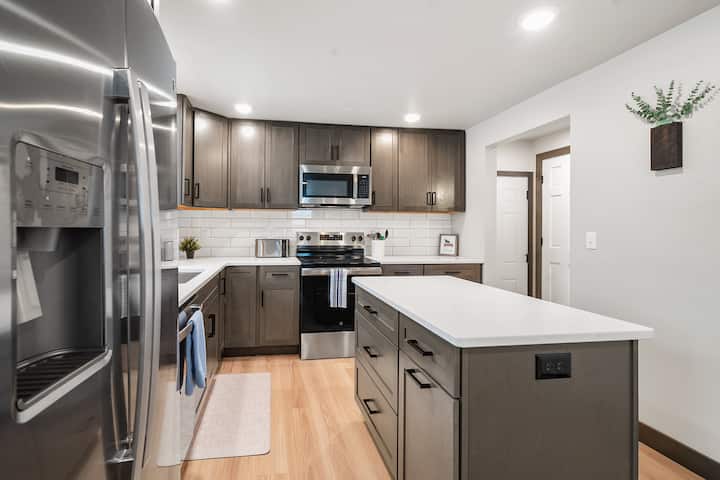 5 Min Walk To Titletown District 4 Br -2 Bath Home - Green Bay, WI