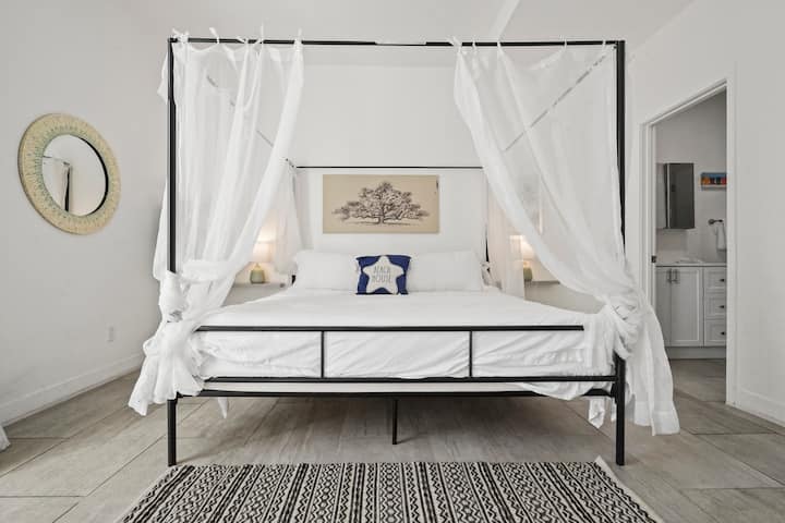 Sunny Downtown Apartment - Santa Ana, CA
