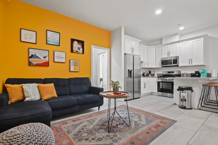 Sunny Downtown Apartment - Tustin, CA