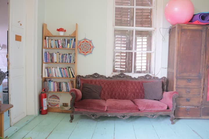 Garden View-high Ceiling Room - Buca