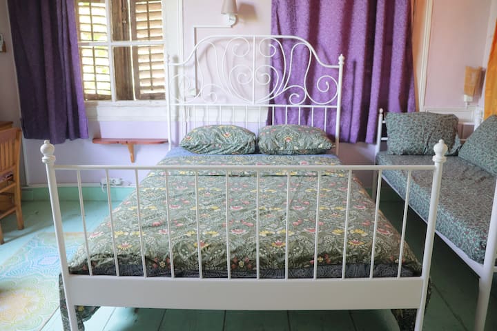 Garden View-high Ceiling Room - Buca